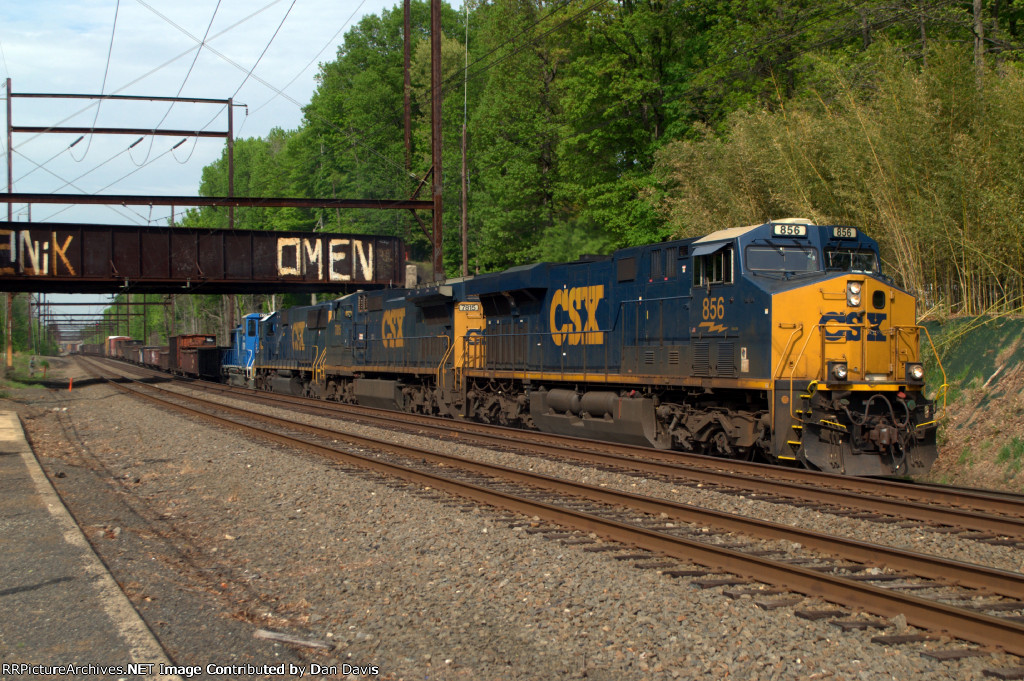 CSX ES44AH 856 leads Q409